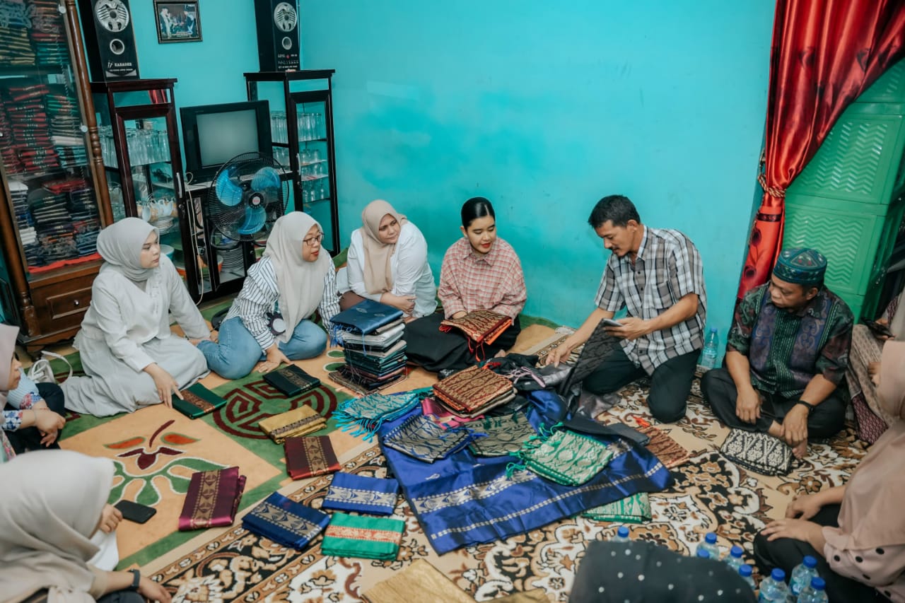 Kahiyang Ayu Kunjungi Sentra Songket Silau Laut, Borong Beragam Motif ...